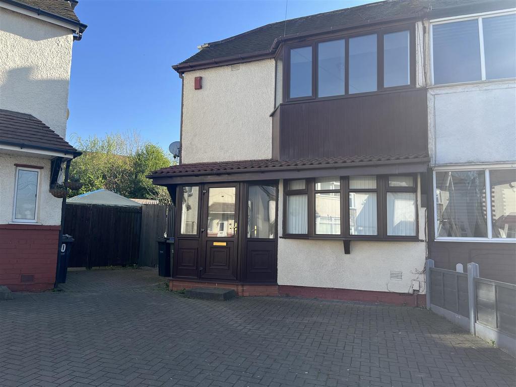 St. Pauls Crescent, West Bromwich B70 3 bed house - £1,200 pcm (£277 pw)