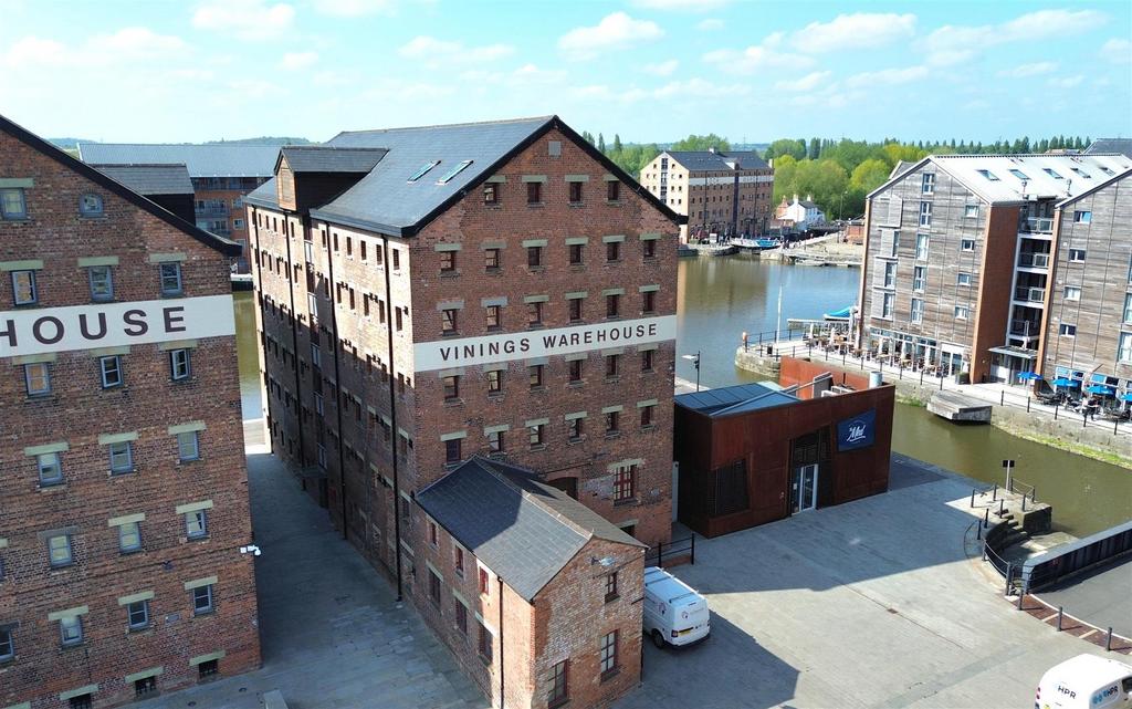 Vinings Warehouse, Gloucester Docks 2 bed apartment for sale - £265,000