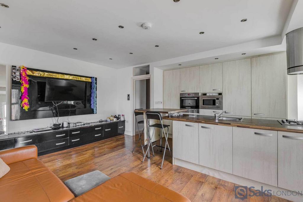 Ritherdon Road, Balham, SW17 2 bed penthouse - £2,630 pcm (£607 pw)