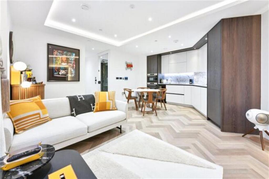 Davies House, Brigade Mews, SE1 Studio - £2,400 pcm (£554 pw)