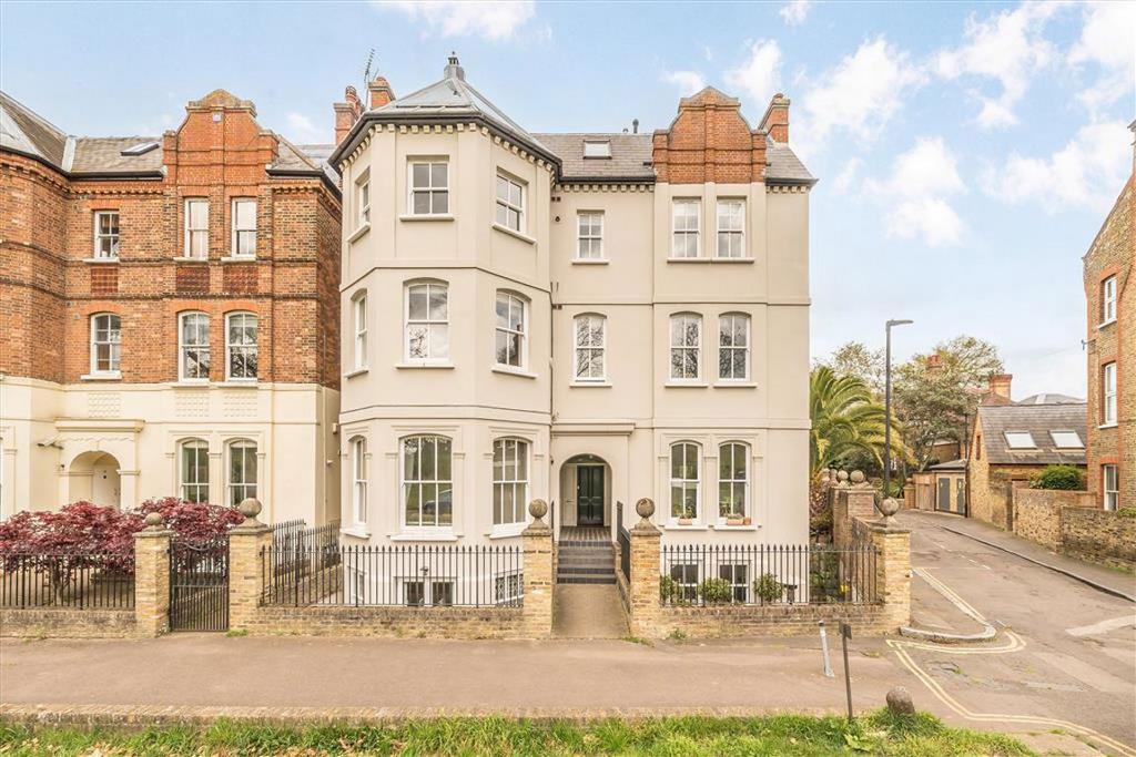 Windmill Drive, London SW4 2 bed flat for sale - £650,000