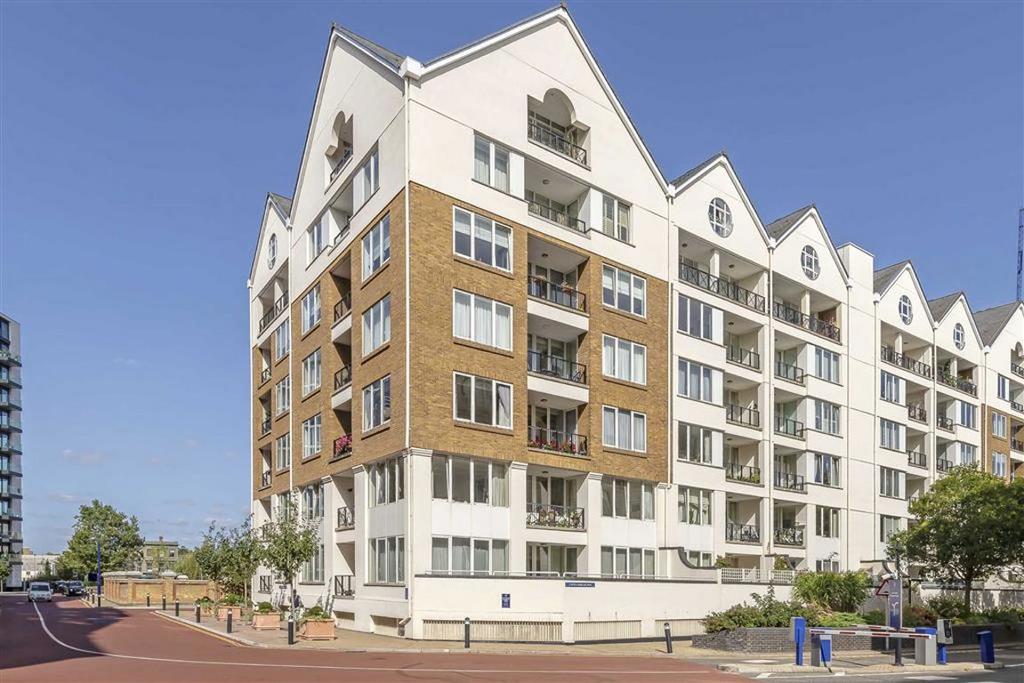 The Quadrangle, London SW10 2 bed flat - £890,000