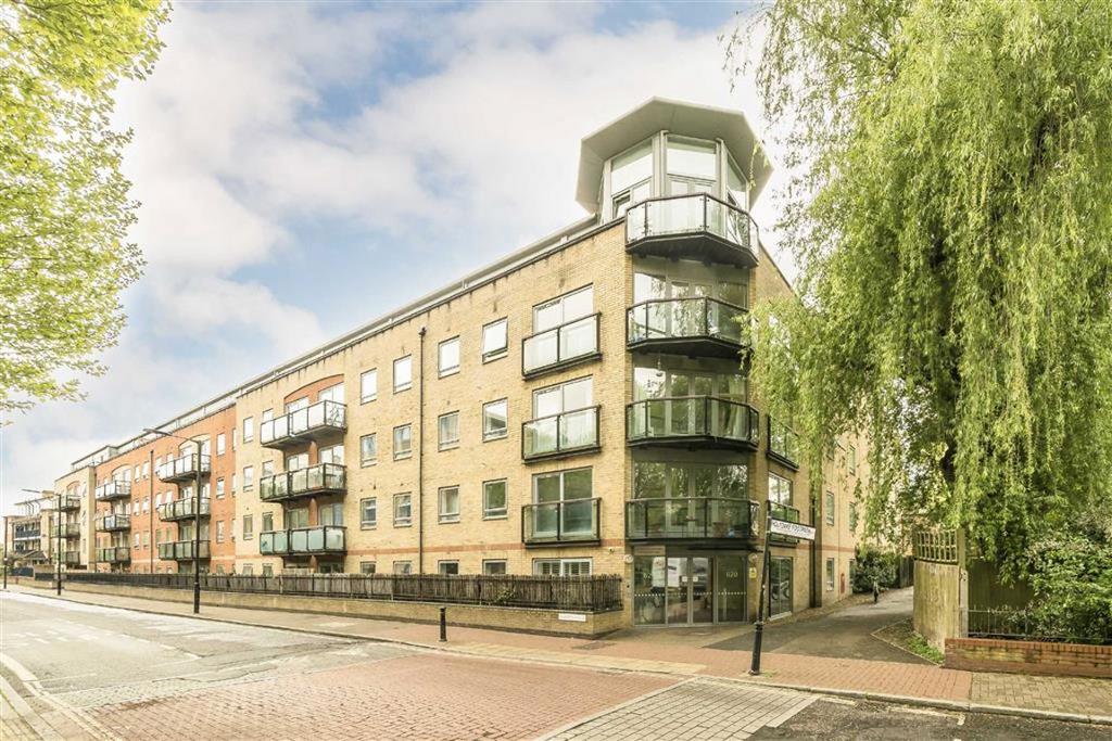 Rotherhithe Street, London SE16 2 bed flat - £450,000