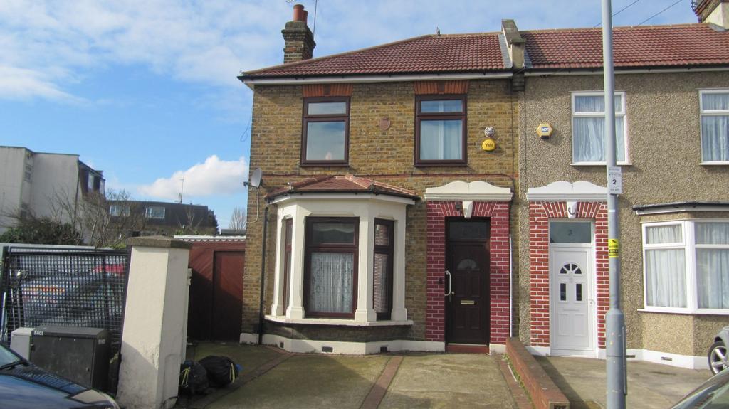 Chester Road, Seven Kings, IG3 4 bed house to rent - £2,750 pcm (£635 pw)