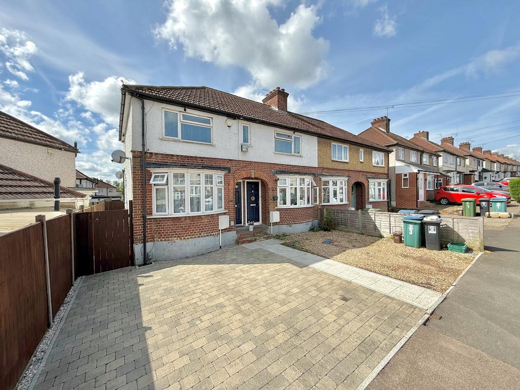Berry Avenue, Watford, WD24 2 bed maisonette - £1,500 pcm (£346 pw)