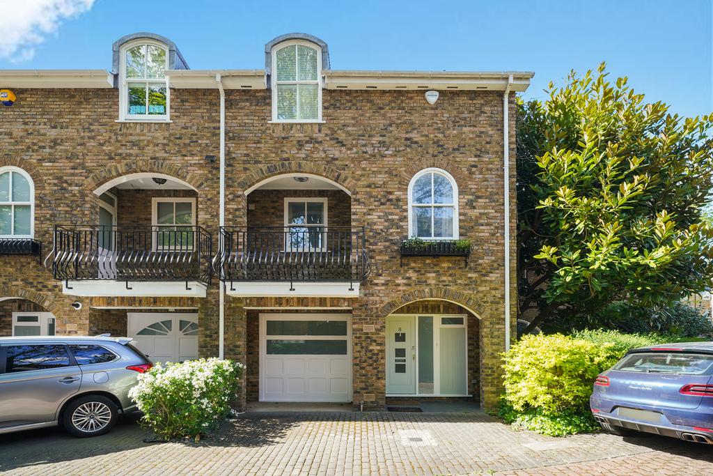 Brook Green, London W6 3 bed townhouse - £5,500 pcm (£1,269 pw)