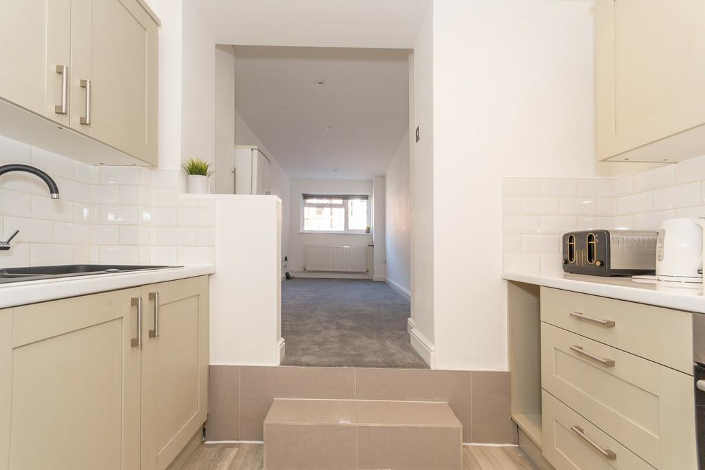 GROUND FLOOR FLAT Holdenhurst Rd... 2 bed ground floor flat - £1,000 ...