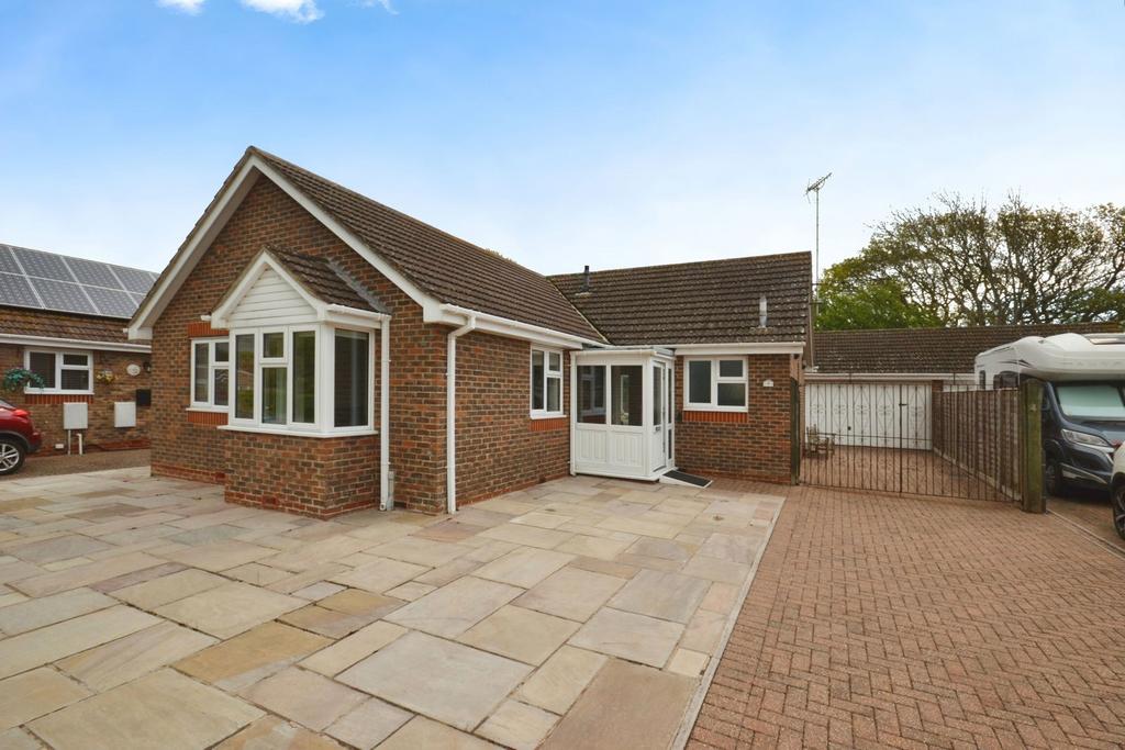 Willowbrook, Elmer, Bognor Regis 3 bed detached bungalow for sale - £ ...