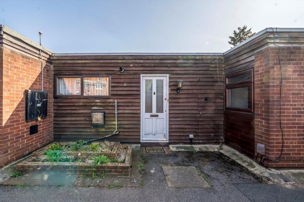 Allingham Close, London W7 2 bed bungalow for sale - £410,000