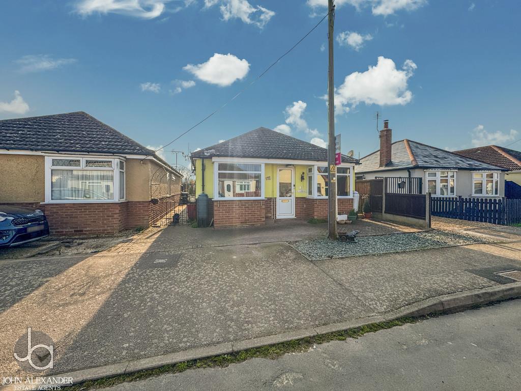 Lodge Road, Harwich CO12 3 bed detached bungalow - £260,000