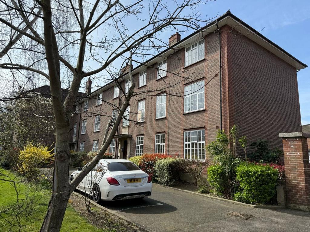 Chandos Court, 3 bed flat - £2,350 pcm (£542 pw)