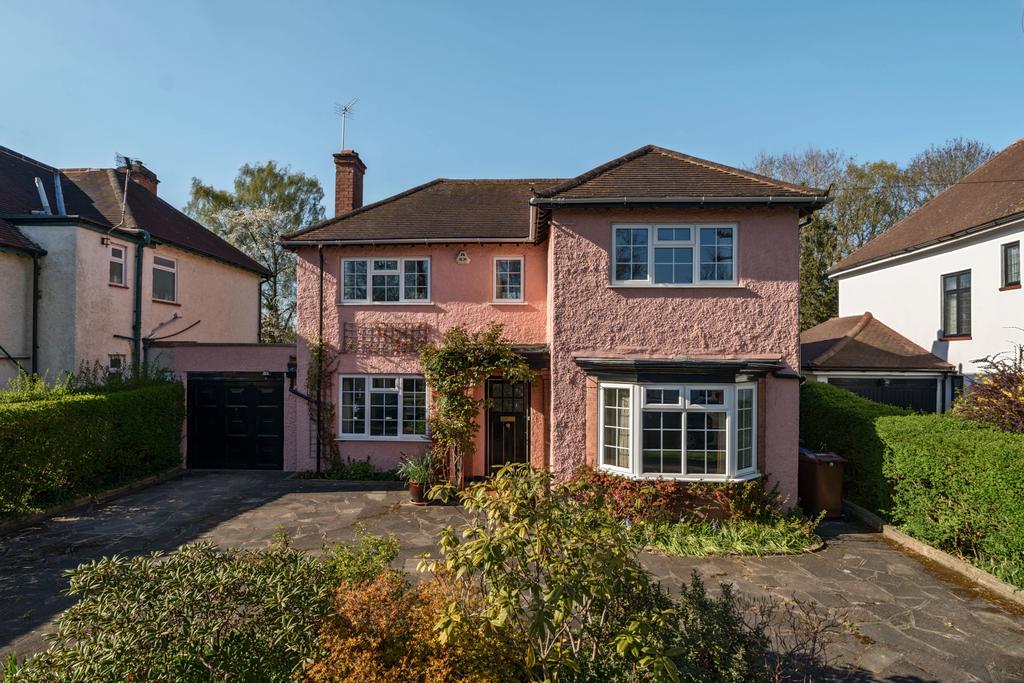 High View, Pinner, HA5 3 bed detached house for sale - £1,250,000