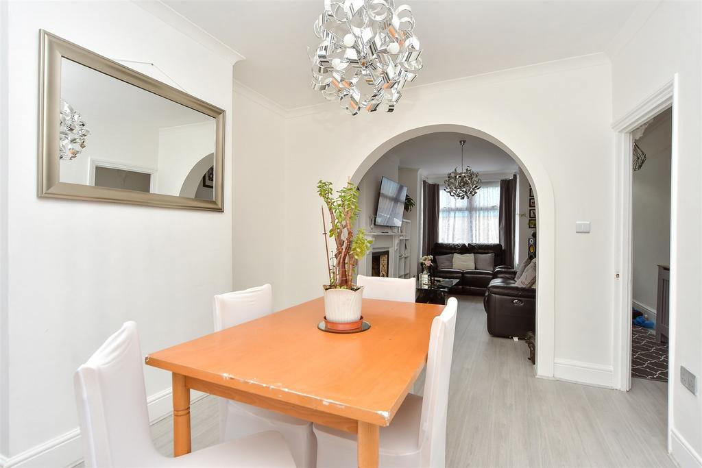 Gordon Road, Gillingham ME7 3 bed terraced house - £198,500
