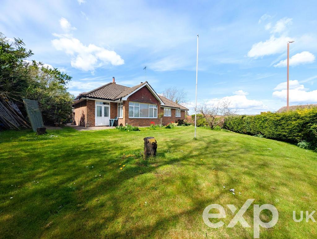Old Watling Street, Rochester ME2 4 bed detached bungalow for sale - £ ...