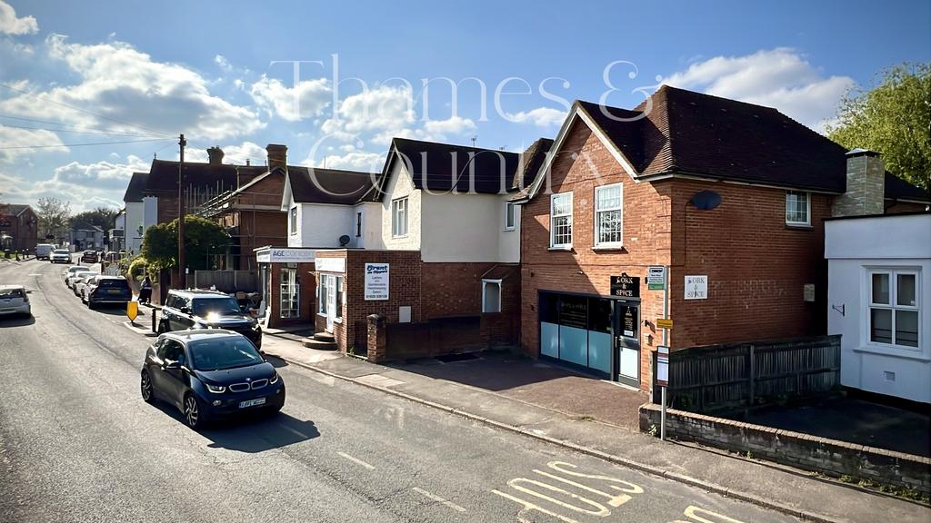 Cookham SL6 Retail property (high street) to rent - £2,300 pcm (£531 pw)