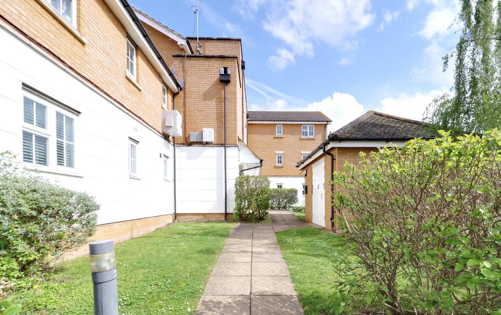 Kendal, Purfleet-on-Thames RM19 1 bed ground floor flat - £165,000
