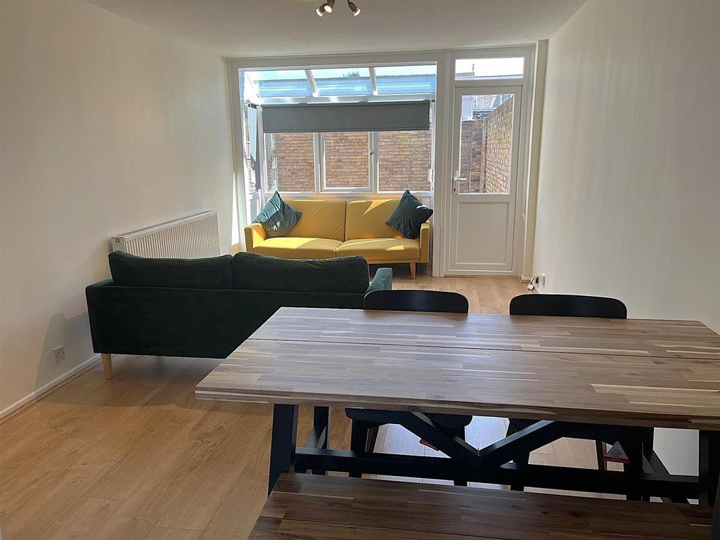 Coney Way, London SW8 4 bed maisonette - £3,500 pcm (£808 pw)