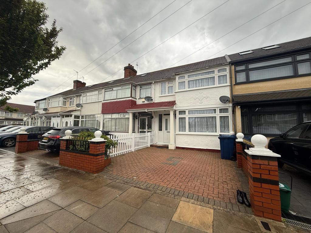 Lonsdale Road, Southall UB2 4 bed terraced house - £2,650 pcm (£612 pw)