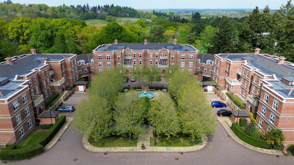 Franklin Court, Godalming GU8 3 bed flat - £625,000