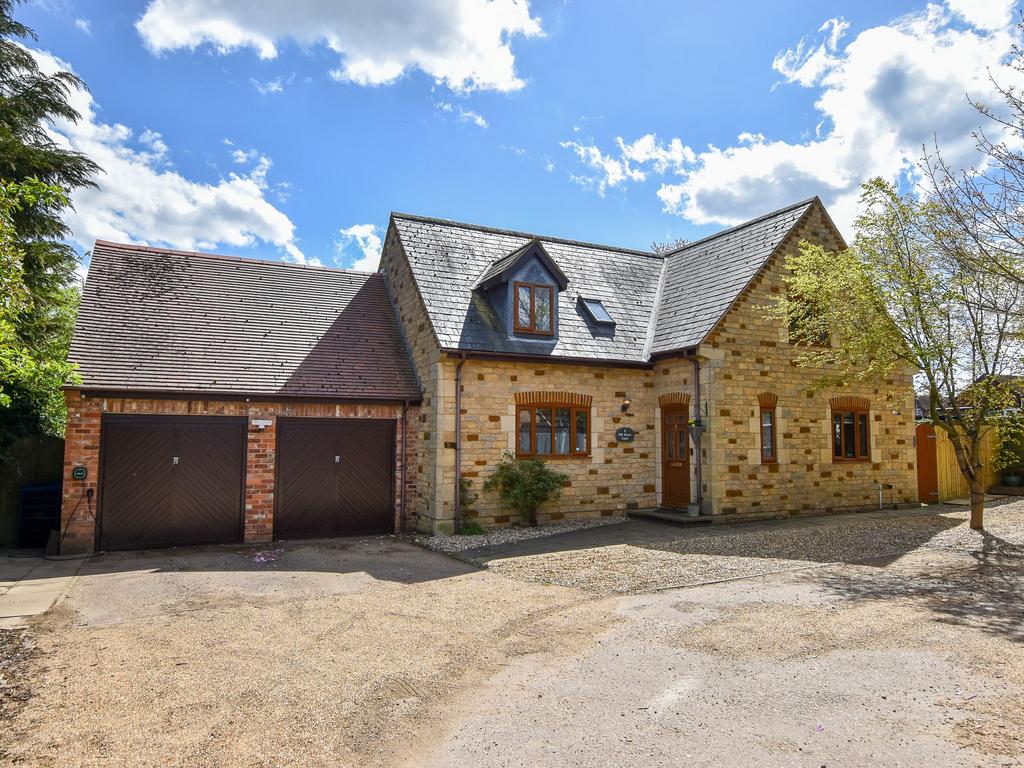 Hill House Court, Pattishall, NN12 4 bed detached house for sale - £689,950