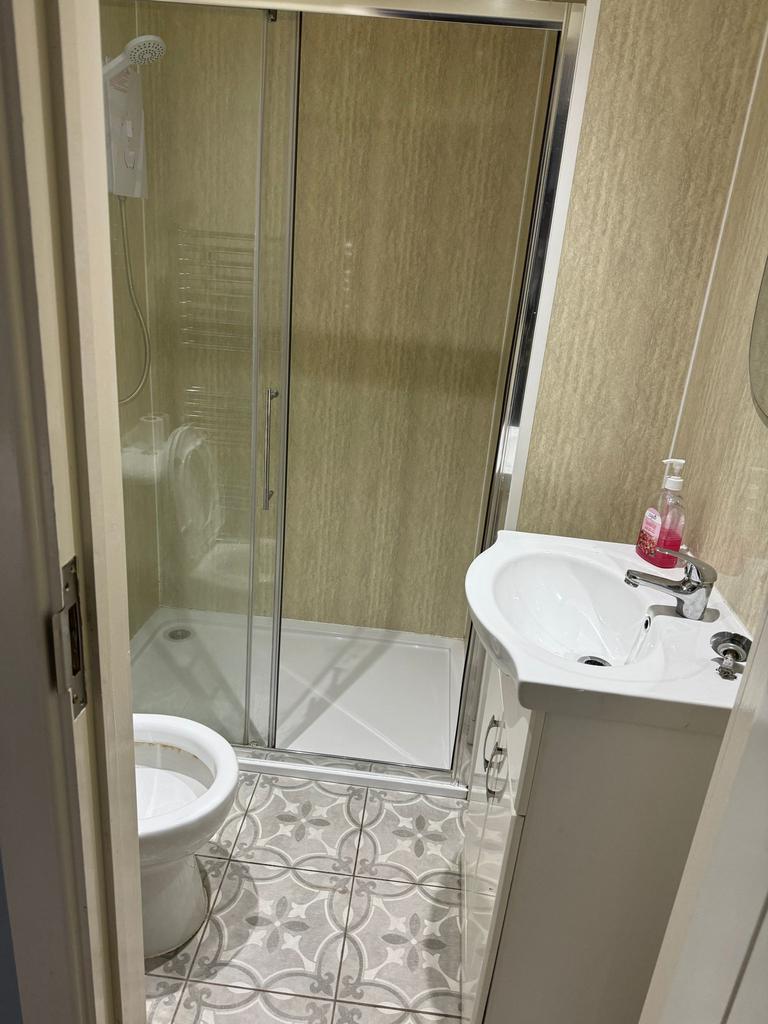 Rosemary Avenue, Hounslow TW4 Studio to rent - £1,200 pcm (£277 pw)