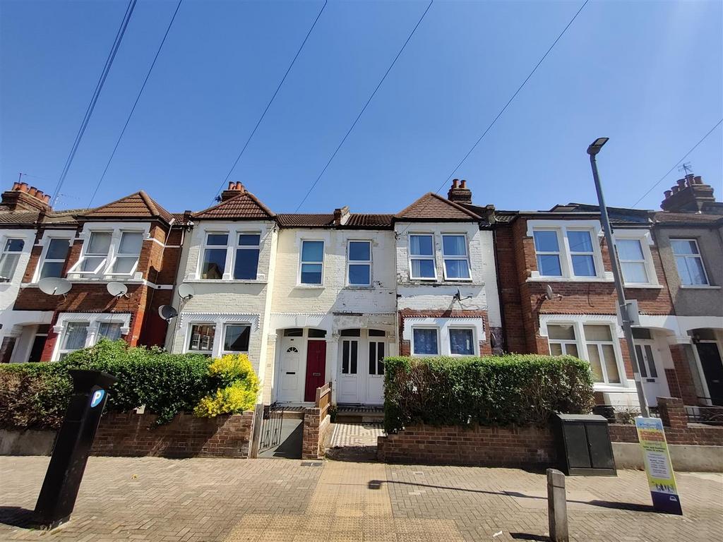 Sellincourt Road, SW17 3 bed maisonette to rent - £2,150 pcm (£496 pw)