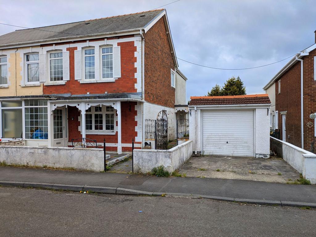 Heol Las, Ammanford, SA18 3EB 3 bed semi-detached house - £149,950