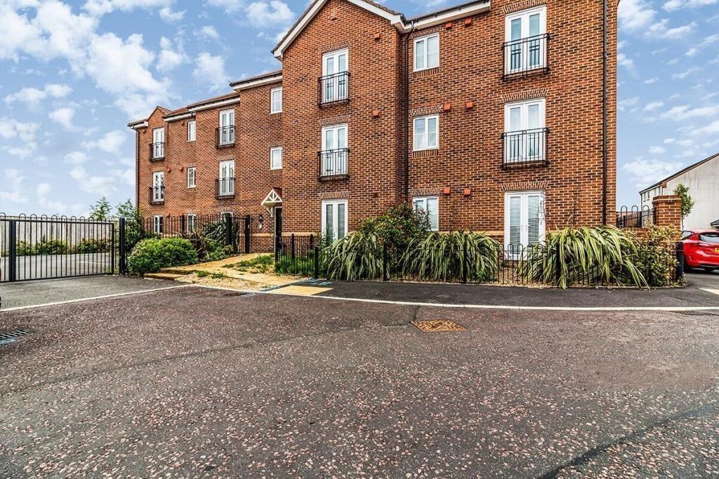 Warden Street, Manchester M40 2 bed flat to rent - £1,200 pcm (£277 pw)