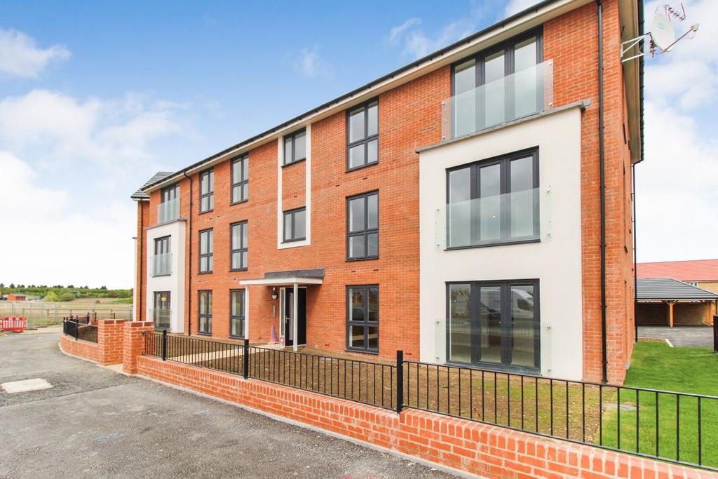Emmer Drive 2 bed flat - £1,295 pcm (£299 pw)