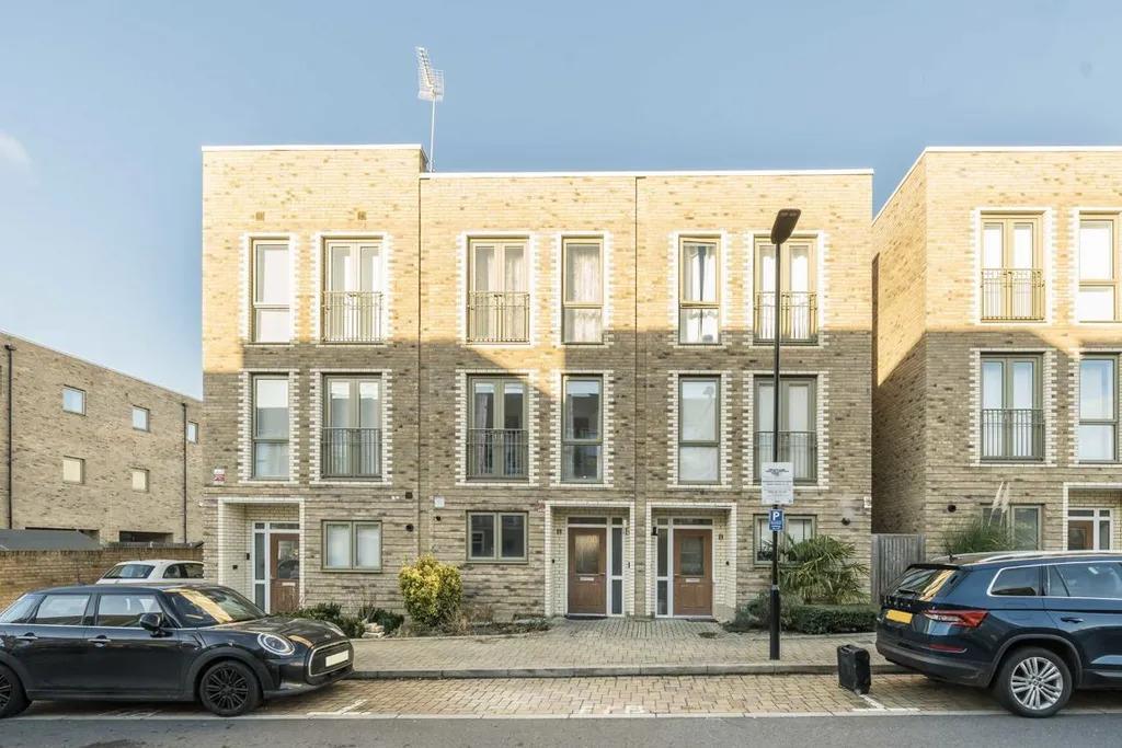 3 Bedroom Town house in Colindale 3 bed townhouse for sale - £650,000
