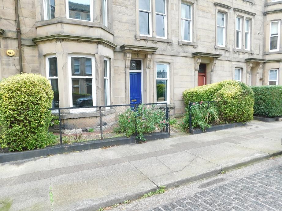 19, Comely Bank Avenue, Edinburgh... 2 bed flat - £1,650 pcm (£381 pw)