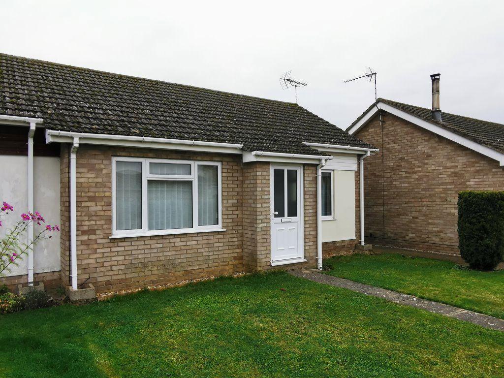 Brittons Crescent, Bury St Edmunds IP29 2 bed bungalow - £995 pcm (£230 pw)