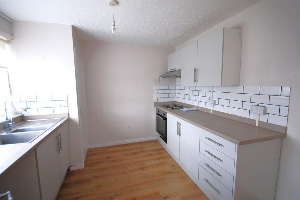 High Road, Benfleet SS7 2 bed flat to rent - £1,250 pcm (£288 pw)