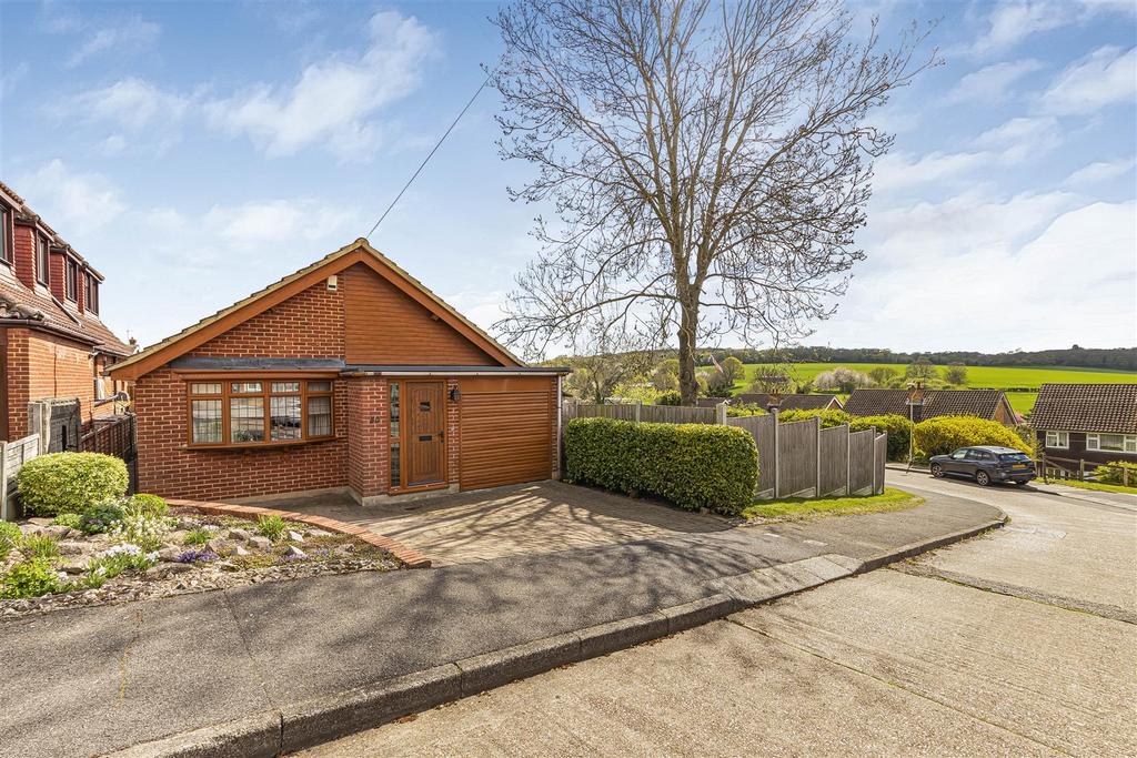 Lyndhurst Way, Istead Rise 2 bed detached bungalow for sale - £500,000