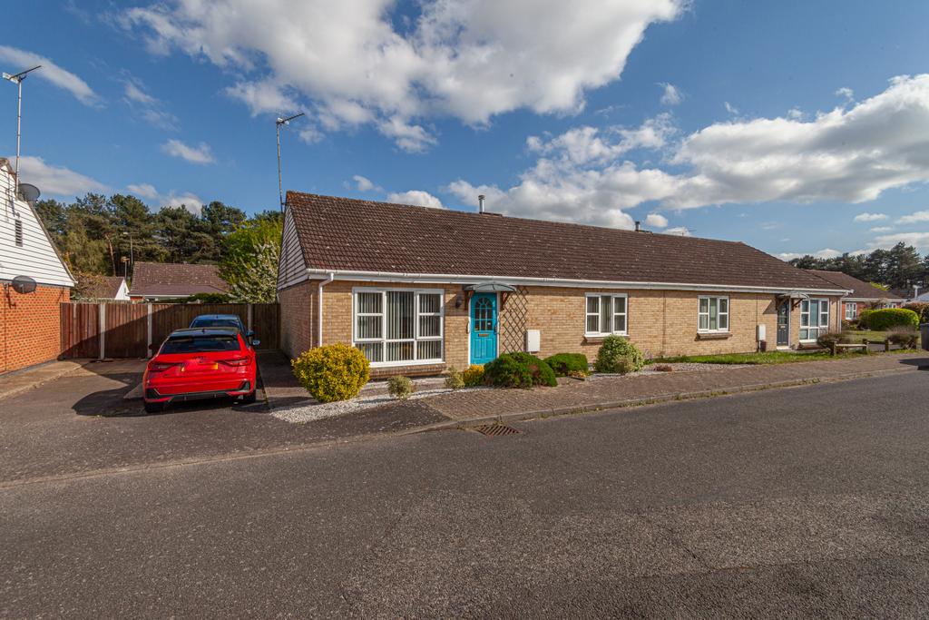 Chequer Field, Sutton Heath, IP12 3TT 2 bed semi-detached bungalow - £ ...