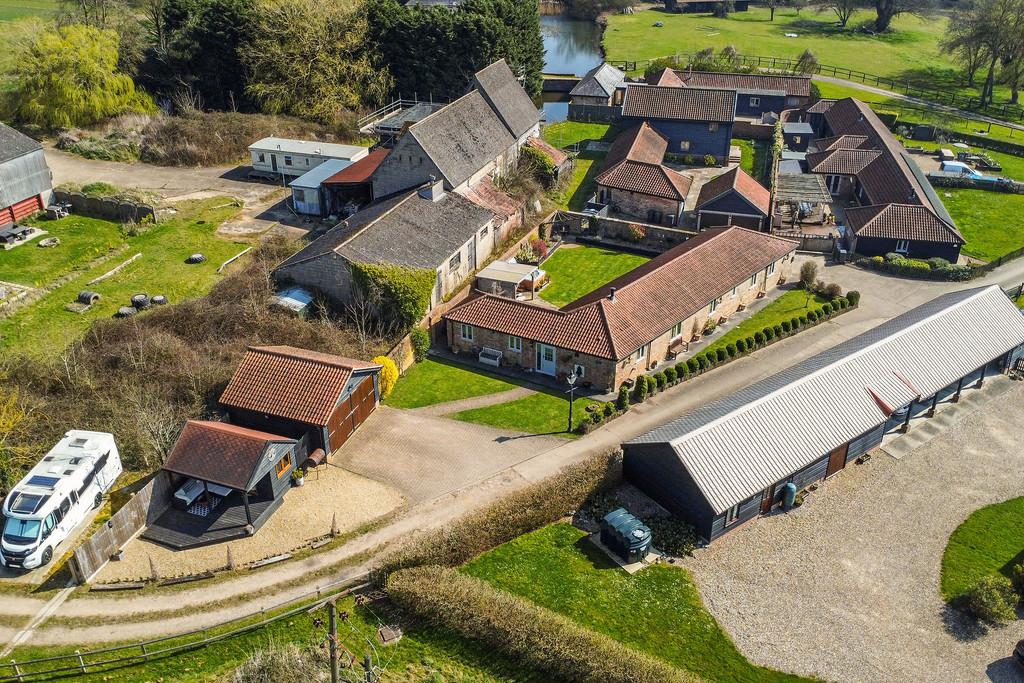 Base Green, Stowmarket IP14 3 bed barn conversion - £2,000 pcm (£462 pw)