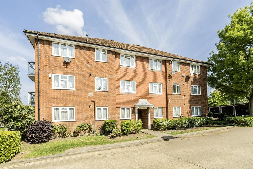 Chatsworth Court, Stanmore HA7 2 bed flat for sale - £465,000
