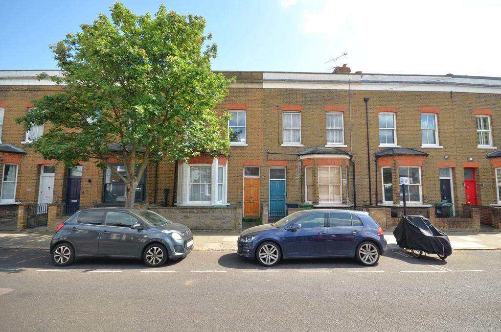 Becklow Road, London W12 9HH 2 bed flat to rent - £1,895 pcm (£437 pw)