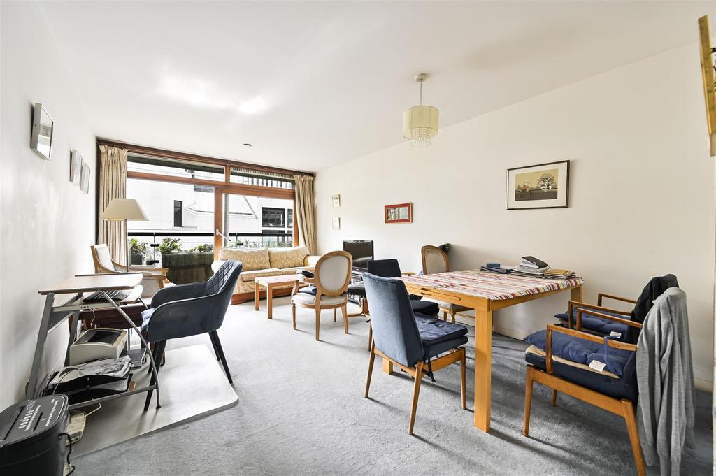 Andrewes House, London EC2Y 2 bed apartment for sale - £925,000