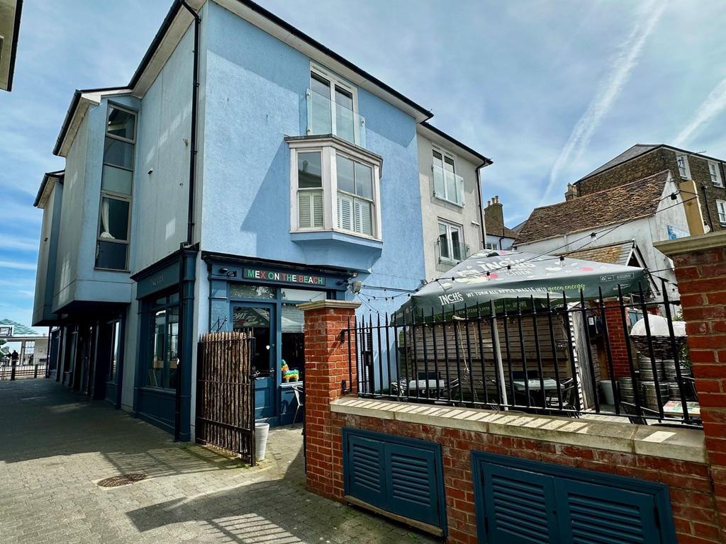 Beach Street, Deal, Kent, CT14 2 bed apartment for sale - £300,000