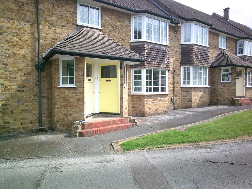 Waldegrave Court, Upminster RM14 2 bed flat to rent - £1,895 pcm (£437 pw)