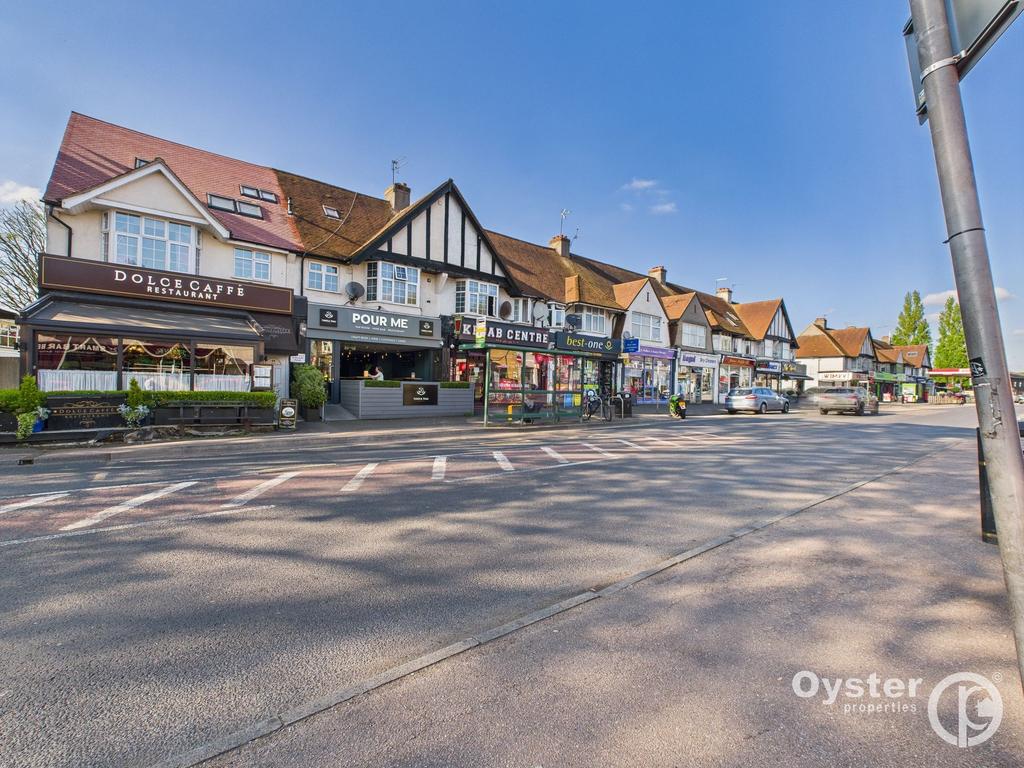 Moneyhill Parade, Rickmansworth, WD3 2 bed flat - £1,500 pcm (£346 pw)