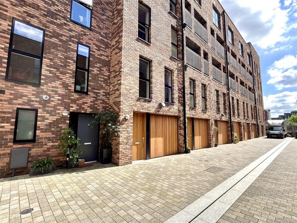 Lockgate Mews, Manchester 2 bed mews - £1,650 pcm (£381 pw)