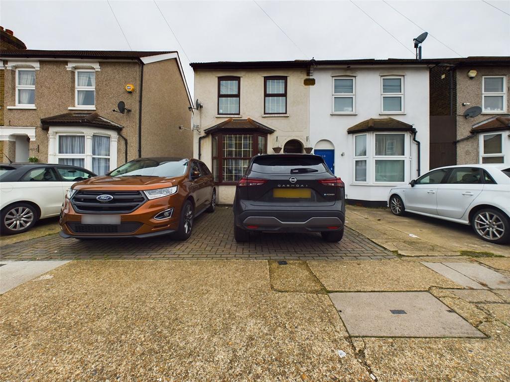 Park Lane, Essex RM11 3 bed semi-detached house - £2,100 pcm (£485 pw)