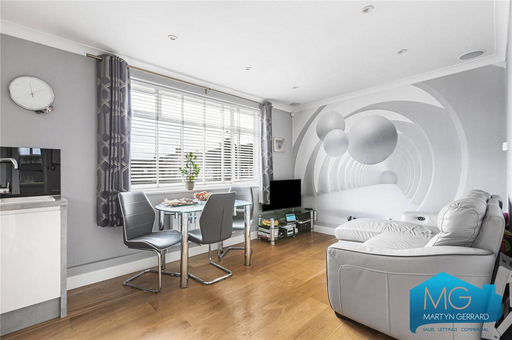 Priory Close, Southgate, London, N14 2 bed apartment for sale - £270,000