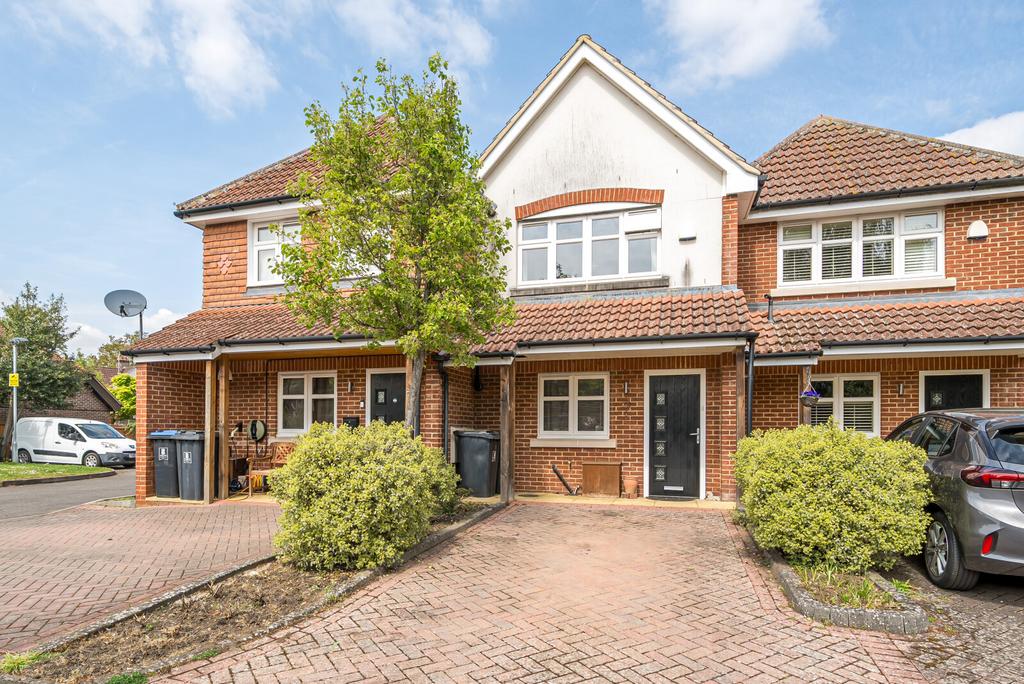 Cricketers Close, Woking, GU22 2 bed terraced house - £460,000