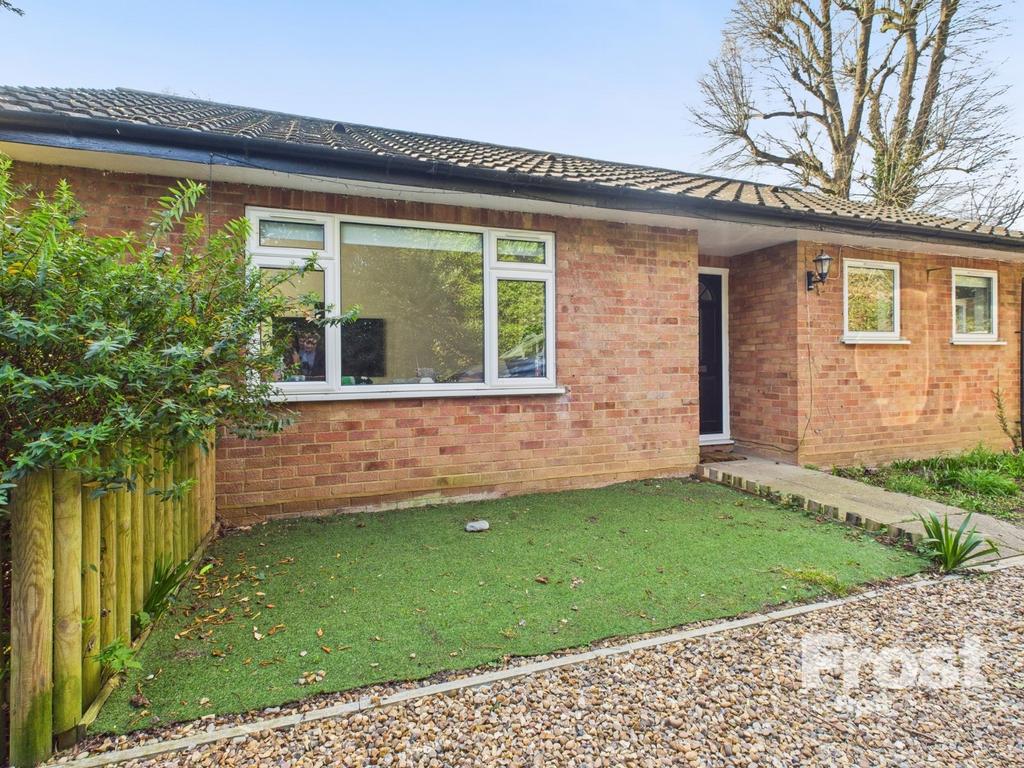 Cheapside Lane, Denham, Uxbridge, UB9 2 bed bungalow to rent - £2,200 ...