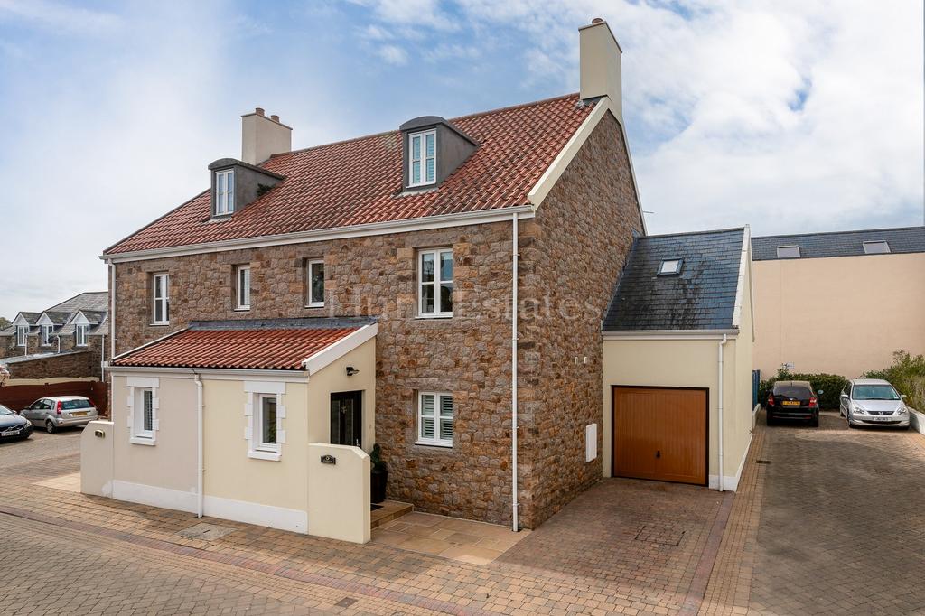 La Ruette Des Ecorvees, St. Saviour... 3 bed semi-detached house - £799,000