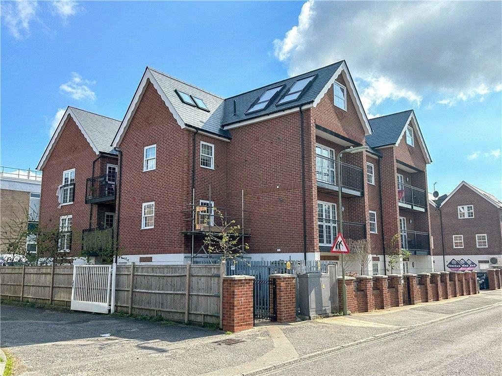 Church Road, Fleet GU51 2 bed apartment - £285,000