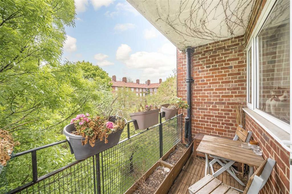 Wapping Lane, London E1W 2 bed flat for sale - £450,000